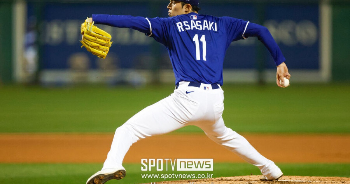 '괴물 맞네' 159km 강속구+폭포수 스플리터…사사키 데뷔전에서 3이닝 5K 무실점 괴력투