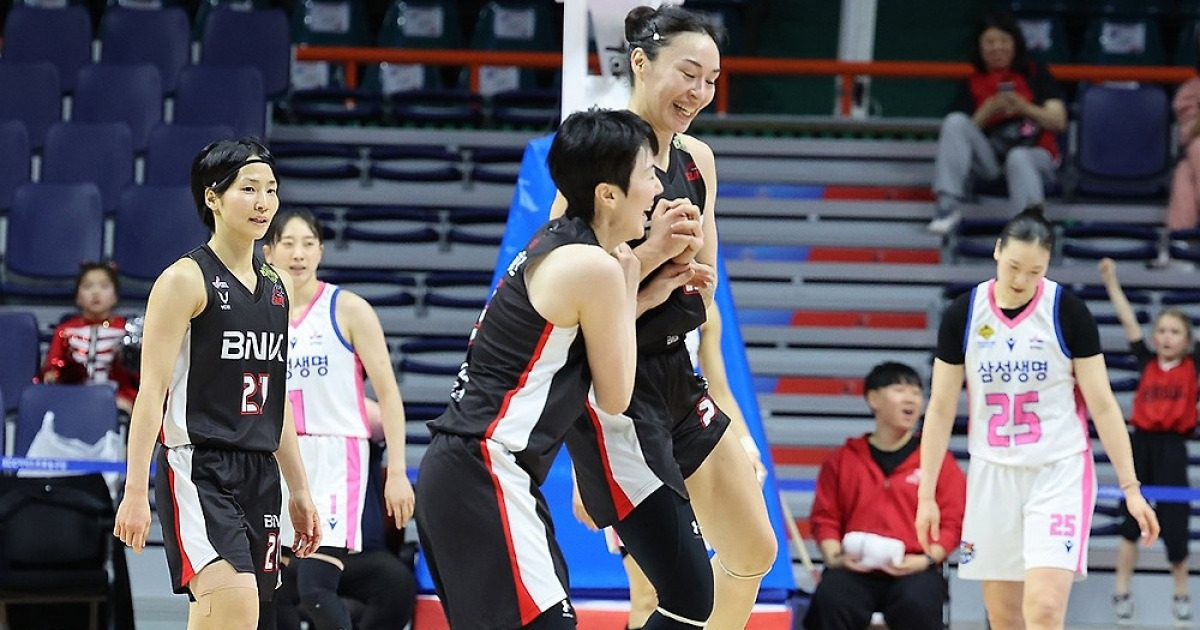 외곽포로 흐름 잡은 여자농구 BNK, PO 2연승…챔프전 보인다