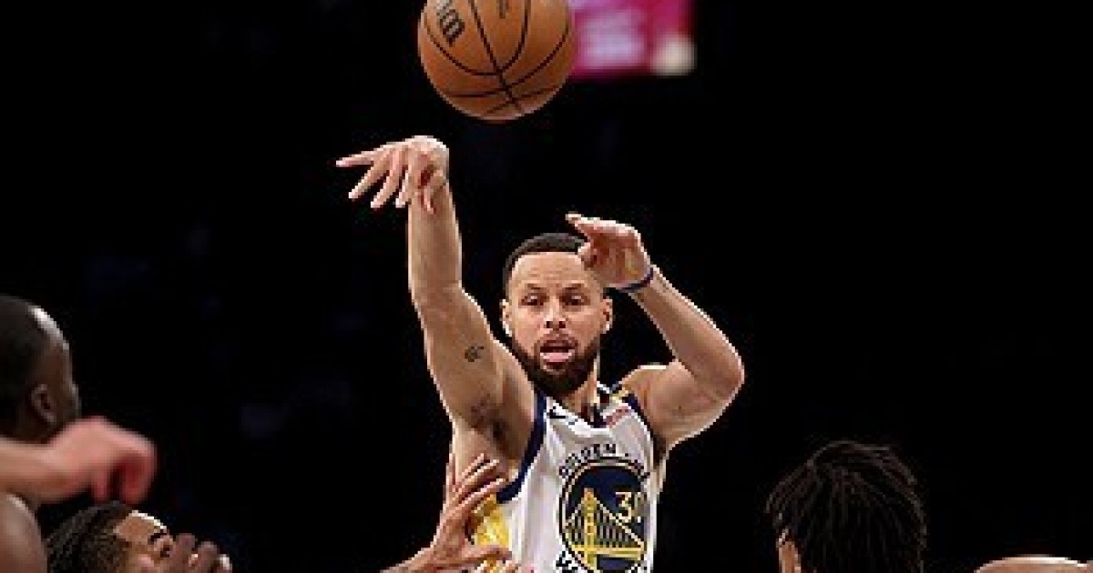 [NBA] 커리의 미친 하프코트 버저비터... GSW, 22점차 대역전극 성공-3연승 질주