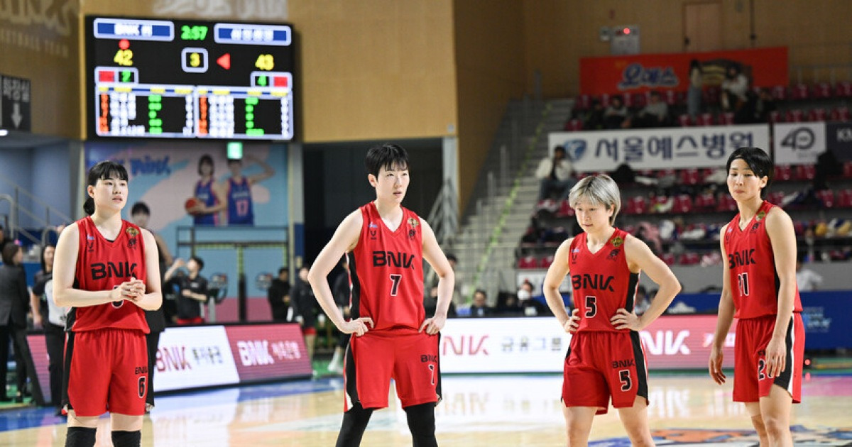 [기록] ‘4쿼터 굴욕의 1점’ BNK, WKBL 역대 PO 한 쿼터 최소 득점 경신