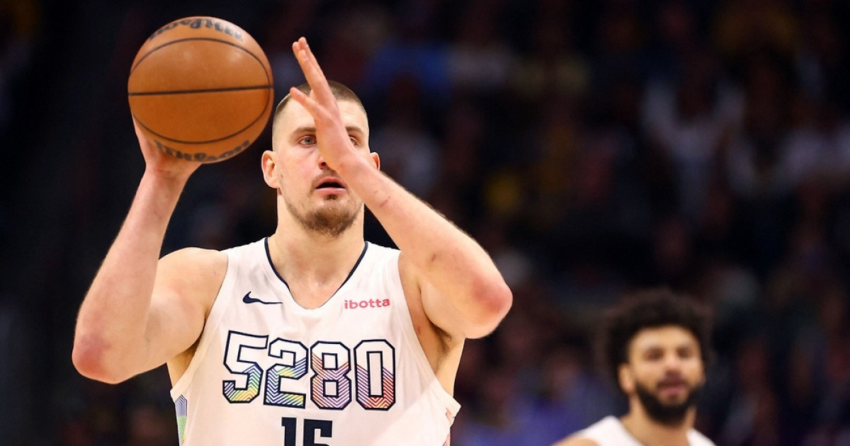 NBA 사상 최초 ‘30-20-20’, ‘MVP 경쟁자’ SGA를 향한 요키치의 ‘선전포고’···덴버, 연장 혈투 끝에 피닉스 꺾고 2연승