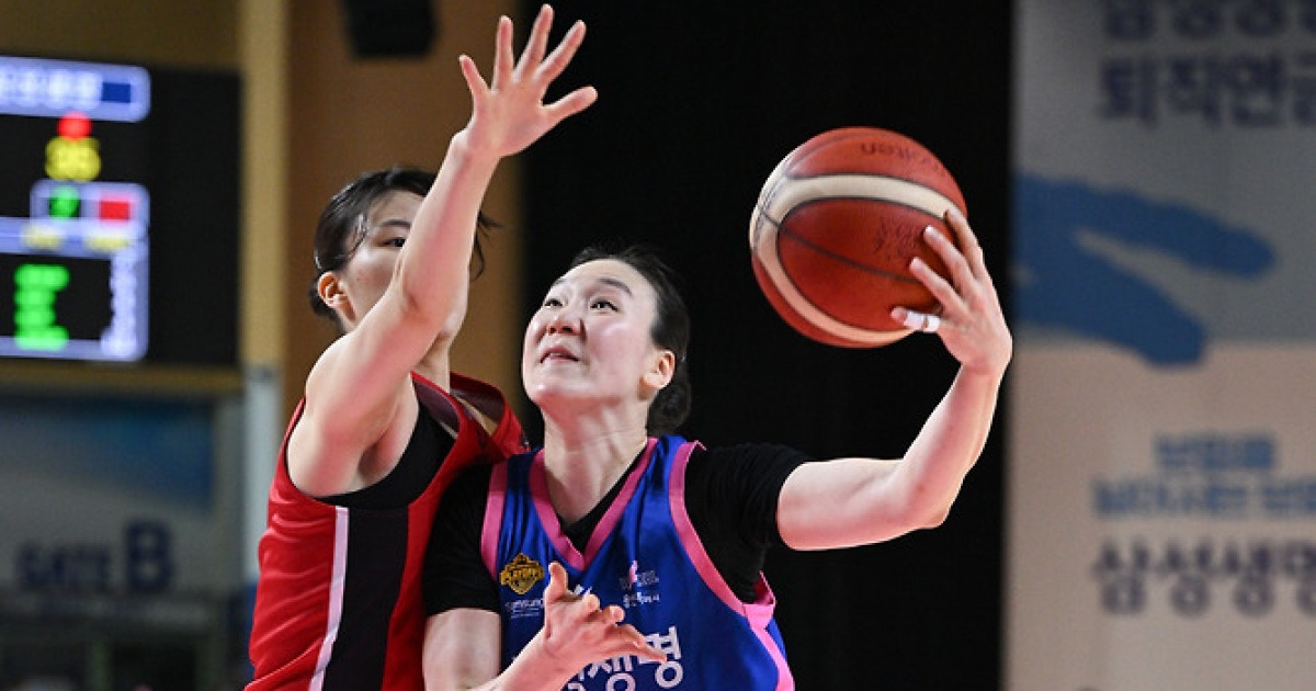 삼성생명, 공수의 중심 잡은 배혜윤 앞세워 BNK 꺾고 PO 5차전으로 끌고가