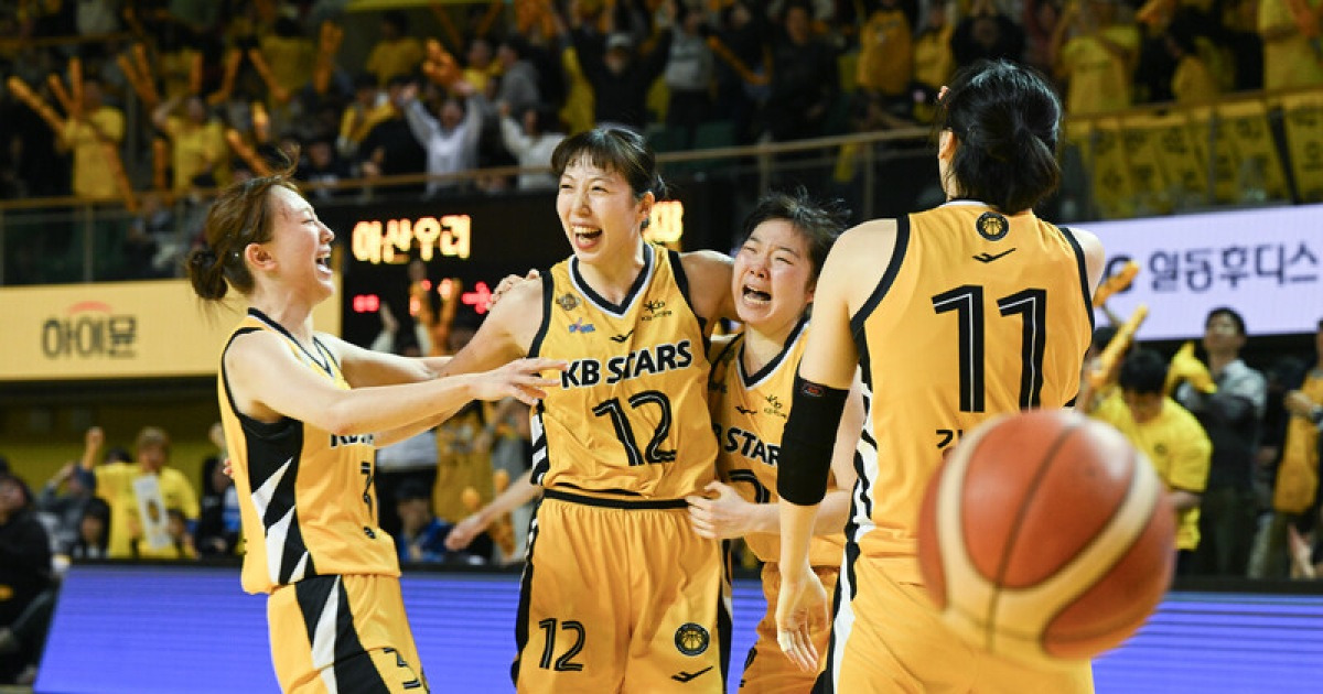 [WKBL PO 리포트] 변화를 선택한 김완수 KB 감독, 이에 응답한 KB 선수단