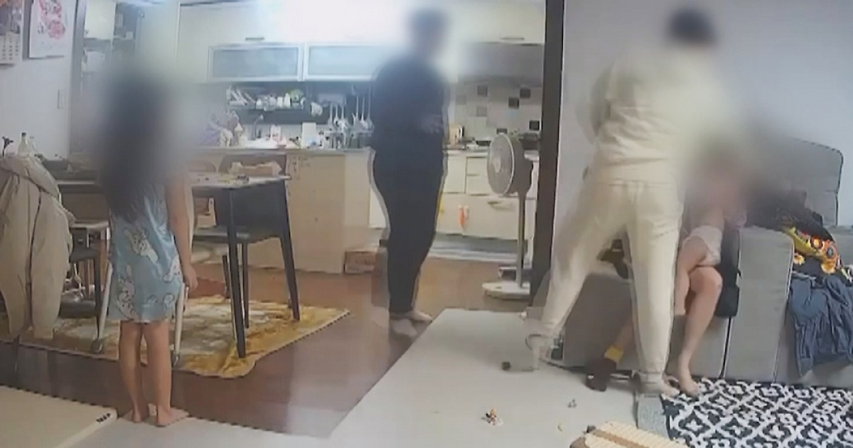 '초인종 울려 나갔다가'…자녀 앞에서 '무차별 폭행' 당한 엄마