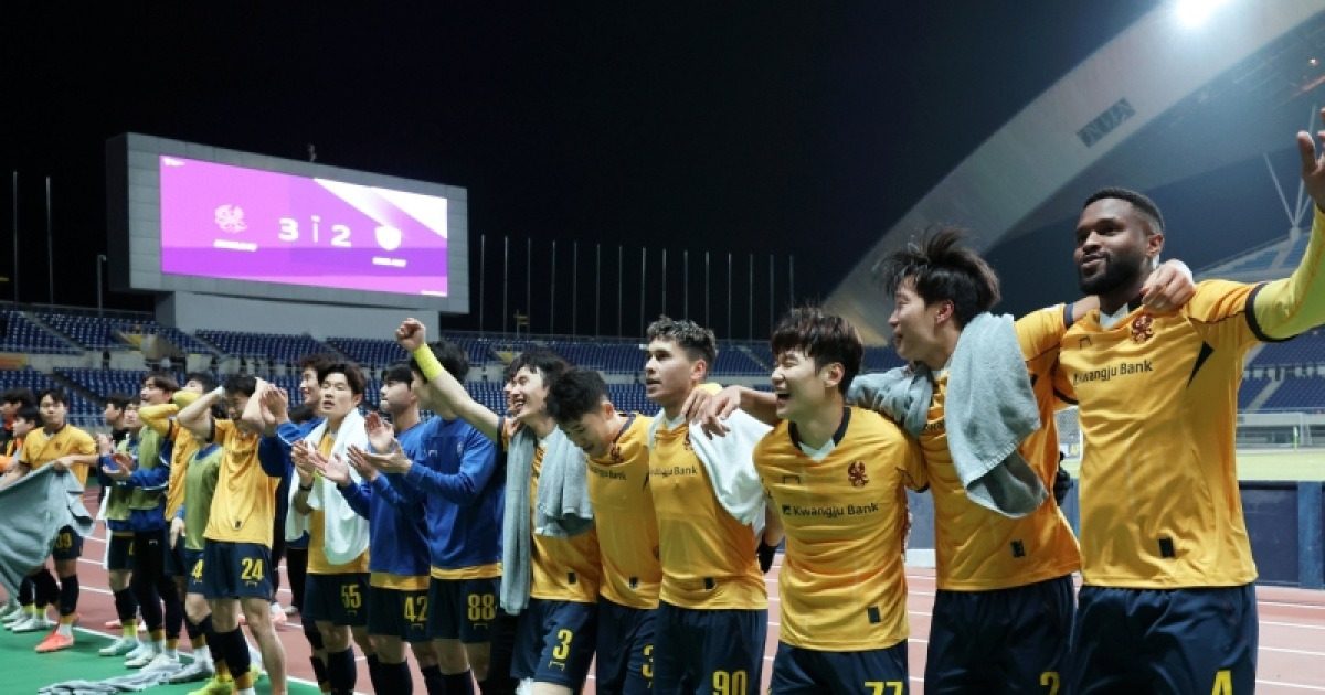'0-2 열세' 광주FC, 벼랑끝 뒤집기..ACLE 8강 확정