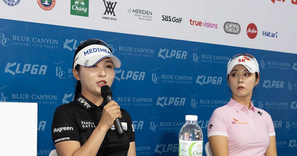 인터뷰하는 이예원을 바라보는 김재희 프로 [KLPGA]