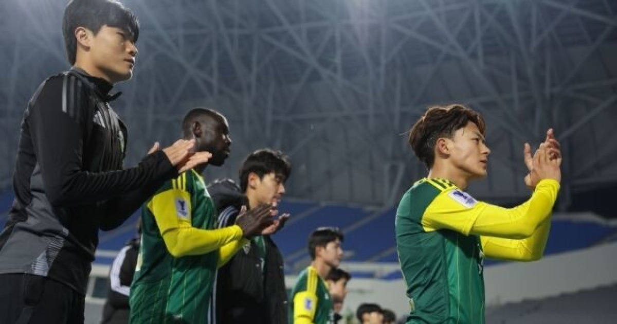 이틀 연속 'K리그 기적' 일어날 뻔했지만...전북, 전반전 2골 차 리드에도 2-3 '역전패'→ACL2 8강 '탈락'