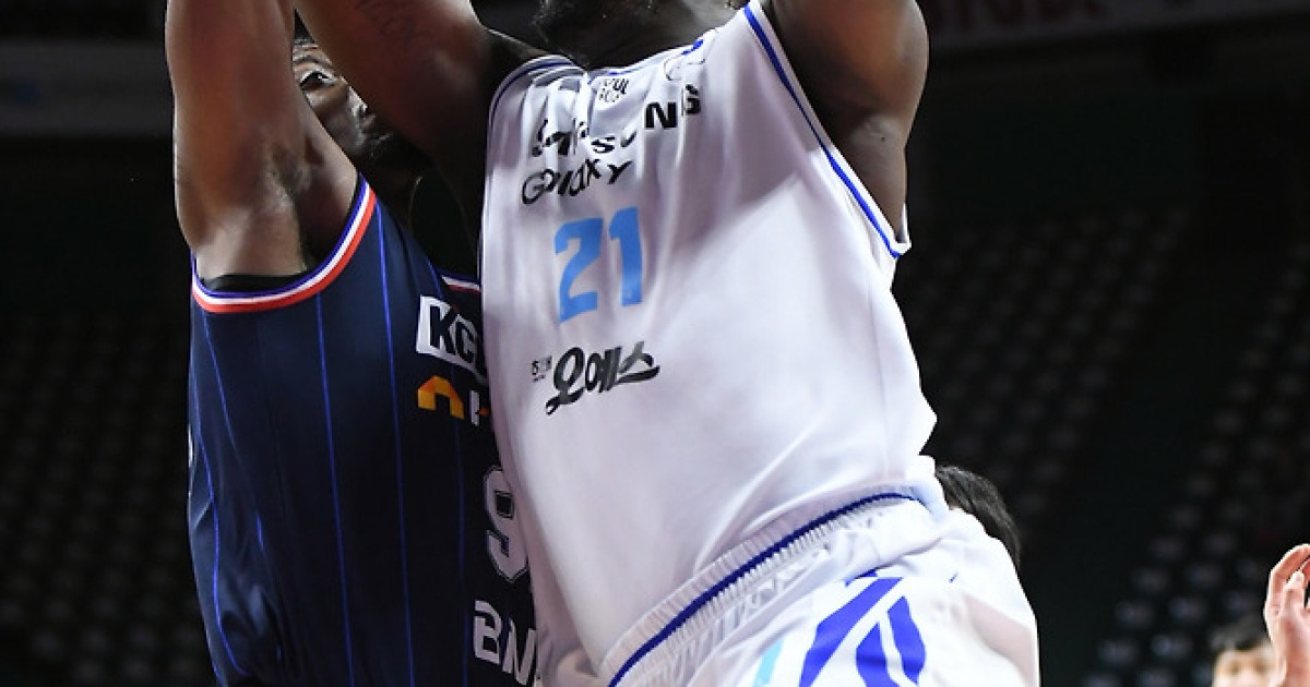 ‘34점 13리바운드’ 코번 맹활약에 삼성 승리…KCC, 팀 역대 최다 11연패 늪