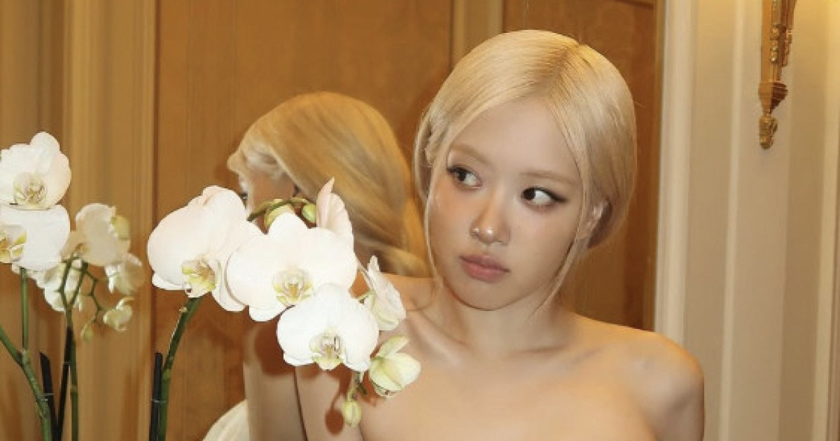 [SCin스타] 오프숄더로 분위기 올킬한 로제, ‘여리여리+고급美’ 폭발