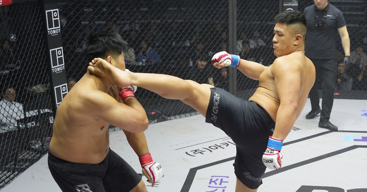 김태인 대신 깜짝 출전 '대인배' 권아솔 1라운드는 버텼으나... 결국 헤비급 일본 선수에 TKO패. 김태인은 "죄송하다" 연발[로드FC 현장]