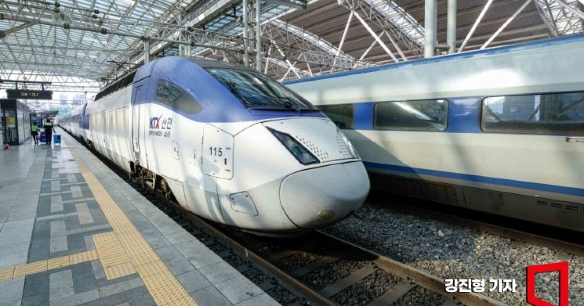 390명 싣고 달리던 KTX 내부서 불꽃·연기…코레일 "조사 중"