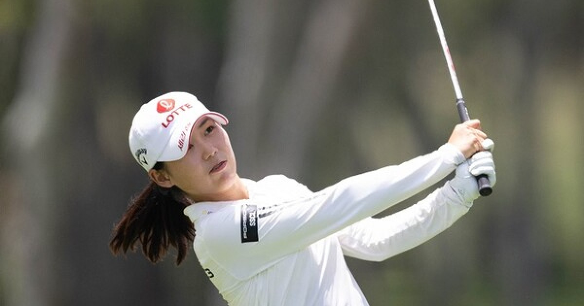 황유민, 블루캐니언 3R 공동 3위 도약…'역전 우승 도전장' [KLPGA 개막전]