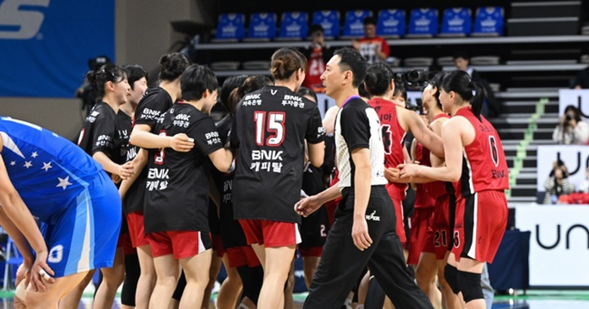'16점 차를 뒤집다니' BNK 대역전 드라마, 창단 첫 챔프전 승리→우승확률 '72.7%' 잡았다