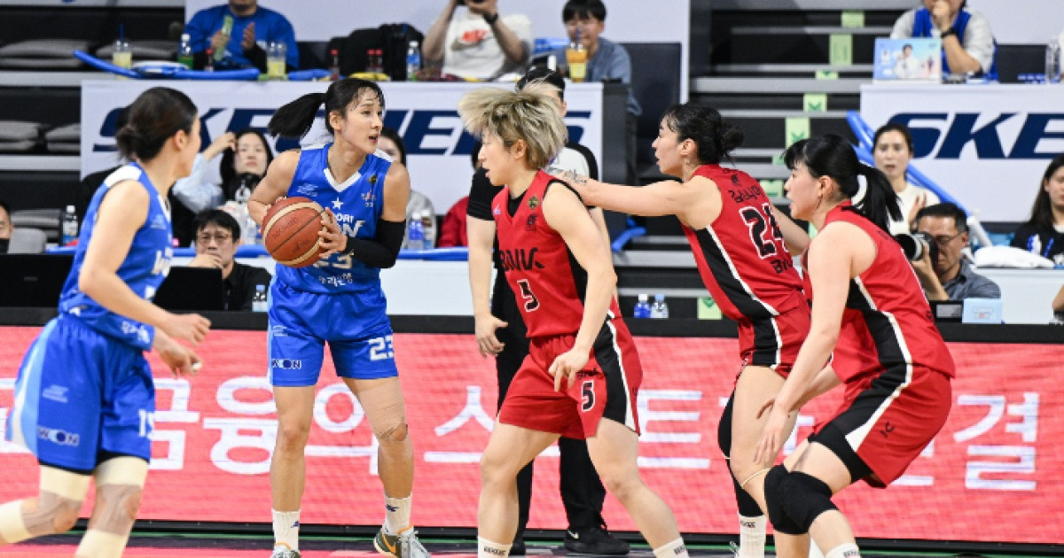 MVP 김단비가 지쳤다…2연승 BNK, 우승이 보인다