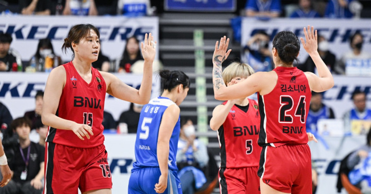 BNK, 챔프전 우승까지 '단 1승'... 안혜지·이이지마 맹활약