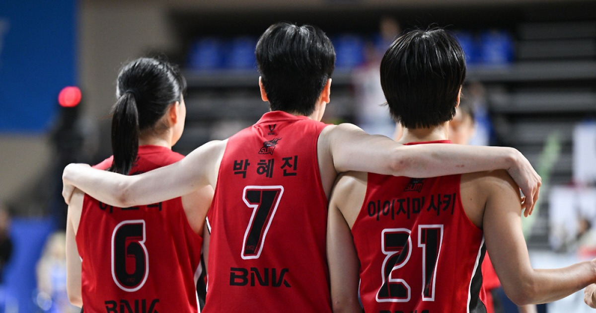 '원팀' BNK와 '원맨팀' 우리은행, 승부는 여기서 갈렸다