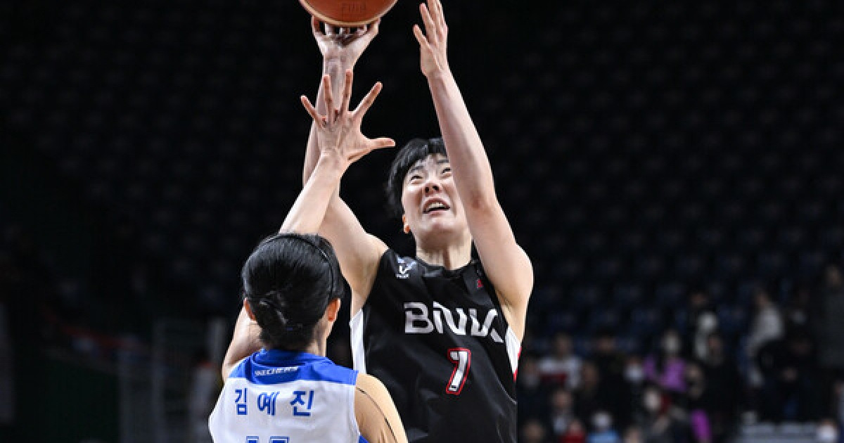 [BNK 우승] '박혜진 19초 남기고 극적 3점포' BNK, 우리은행 1점 차로 누르고 창단 첫 우승!