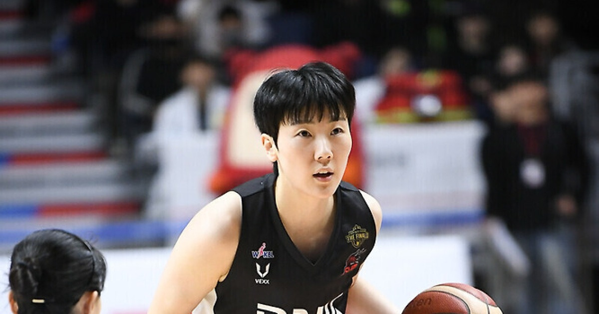 부산에서 당당히 외친 V1…BNK, 박혜진의 극적인 결승포 앞세워 창단 첫 우승