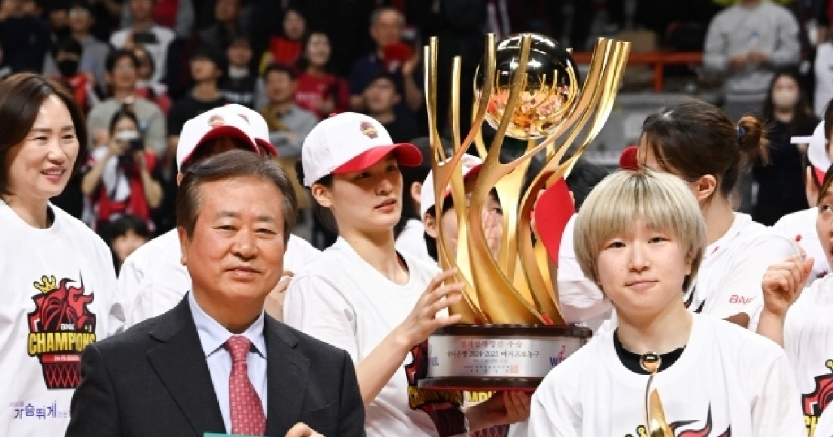 ‘극찬 또 극찬’ BNK 첫 우승 이끈 안혜지, 그도 놀랐던 파이널 MVP “제가 받아도 되나요…?” [MK인터뷰]