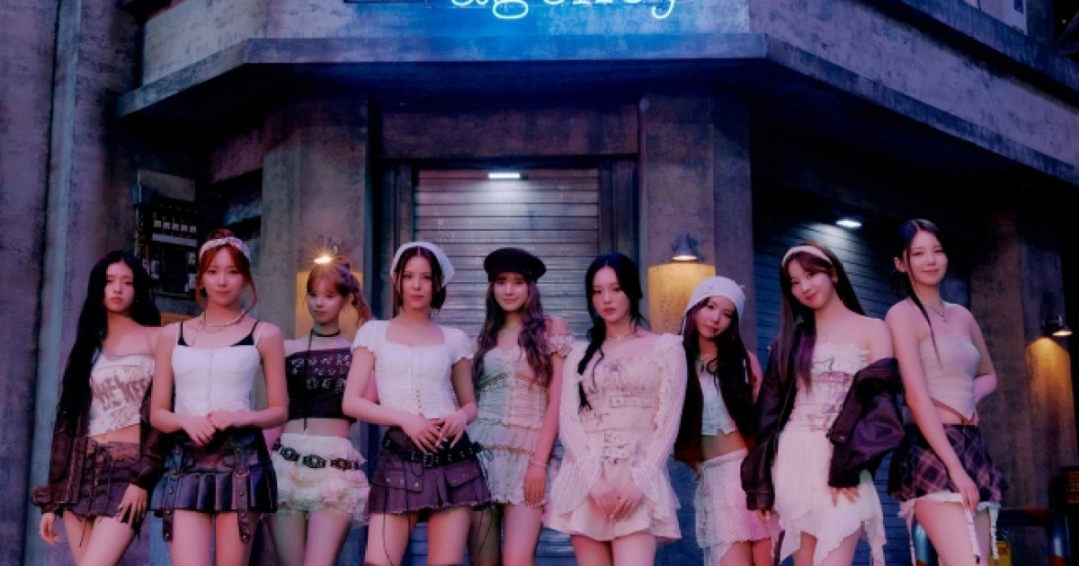 'JYP 걸그룹' 니쥬, 몽환적 순간 속 반짝이는 비주얼