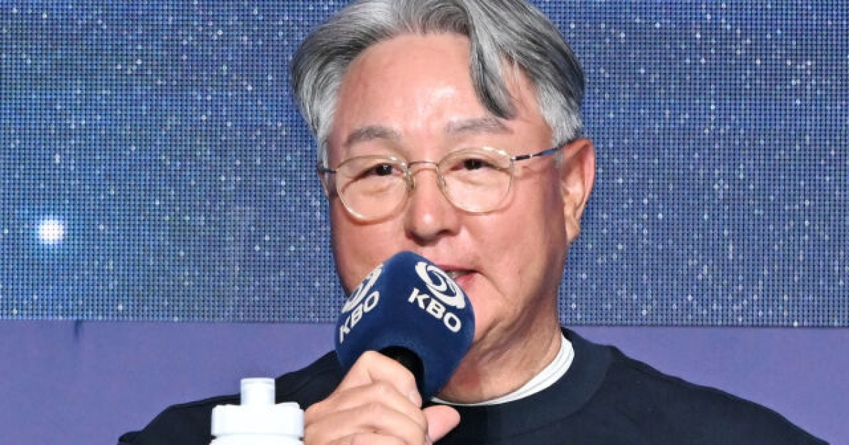 "류현진, 지금도 나갈 수 있지만" 한화 개막전 선발, 왜 155km ML 출신 우완인가…66세 노장 직접 말했다