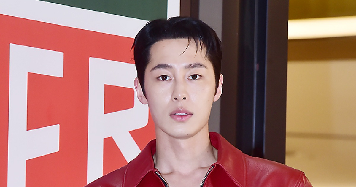 [TD포토] 이재욱 '강렬한 레드 컬러 상의'