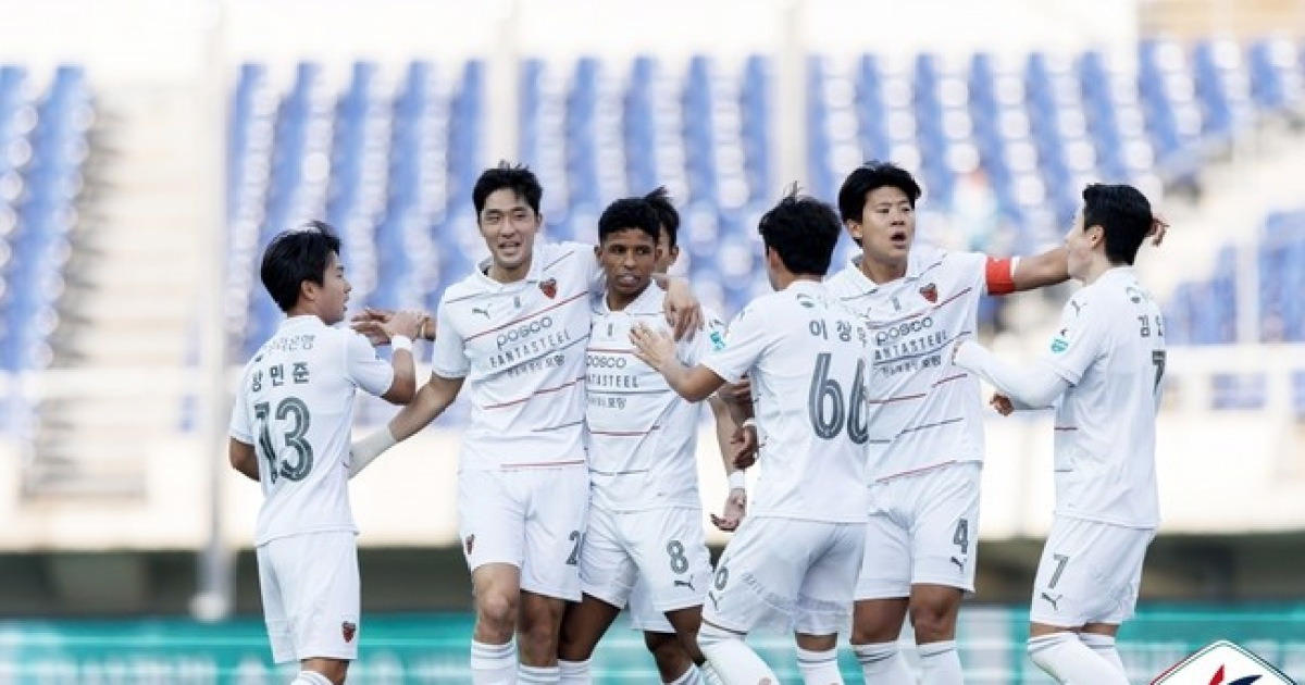 [K리그1 리뷰] 오래 기다리셨습니다! '강현제 극장골' 포항, 대역전극 써내며 광주 3-2 제압...리그 첫 승