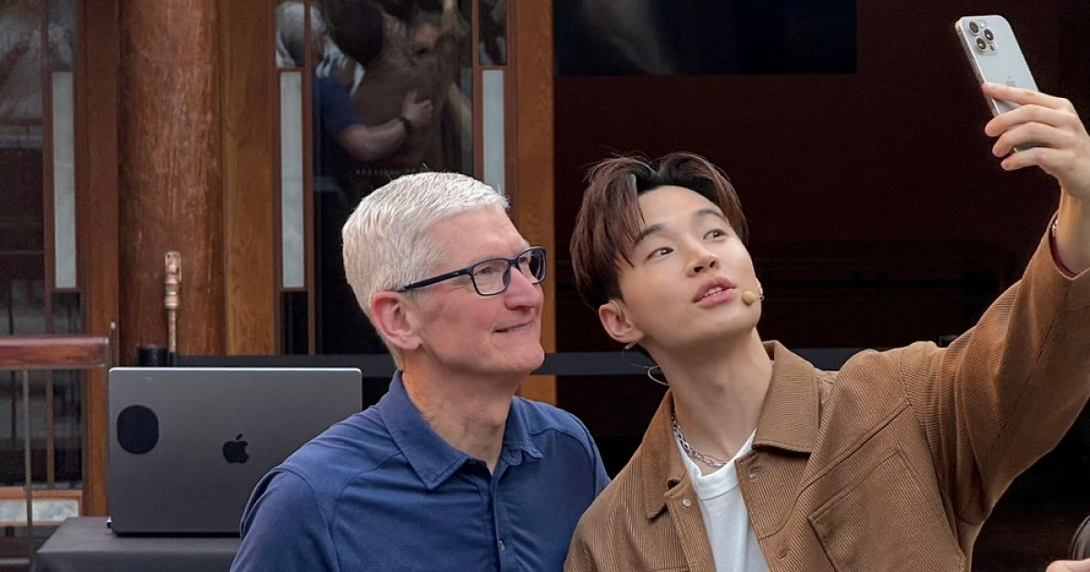 팀 쿡, 가수 헨리 만나고 자금성 구경... 글로벌 CEO 80여명 中 집결