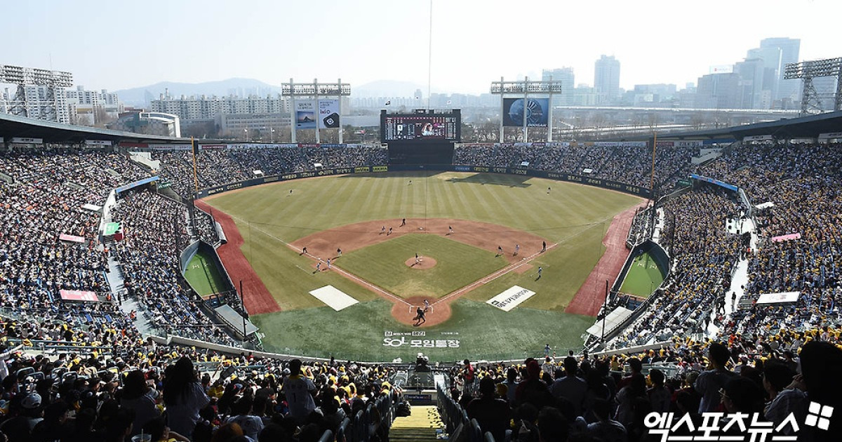 KBO리그 '핵폭탄급' 흥행 터진다! 개막 이틀간 21만명 '구름 인파'…시작부터 뜨겁다→또또또 신기록 [오피셜]