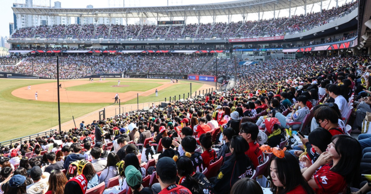 ‘이틀에 22만→역대 최다 관중’ 활활 타오른 KBO리그…2년 연속 ‘1000만’, 출발이 좋다 [SS포커스]
