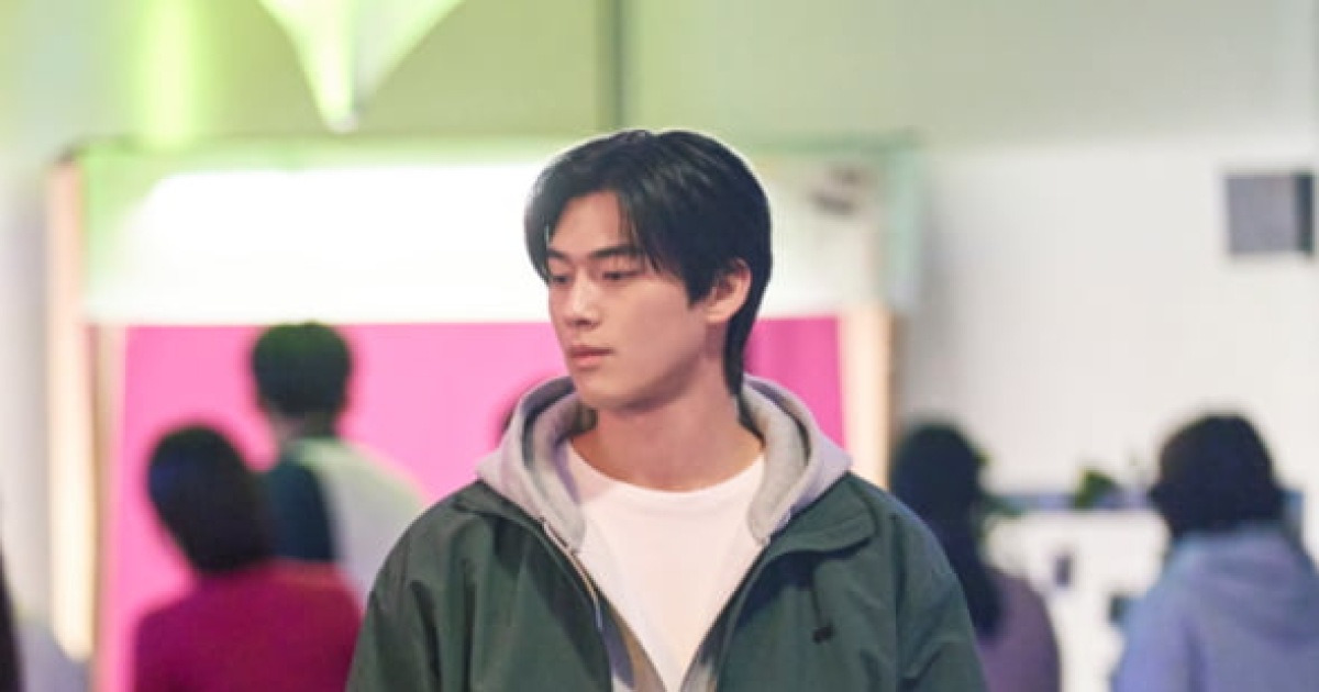 노정의와 ♥핑크빛…'187cm' 홍민기, 베일 듯한 콧대와 날렵한 턱선 자랑 ('바니와오빠들')