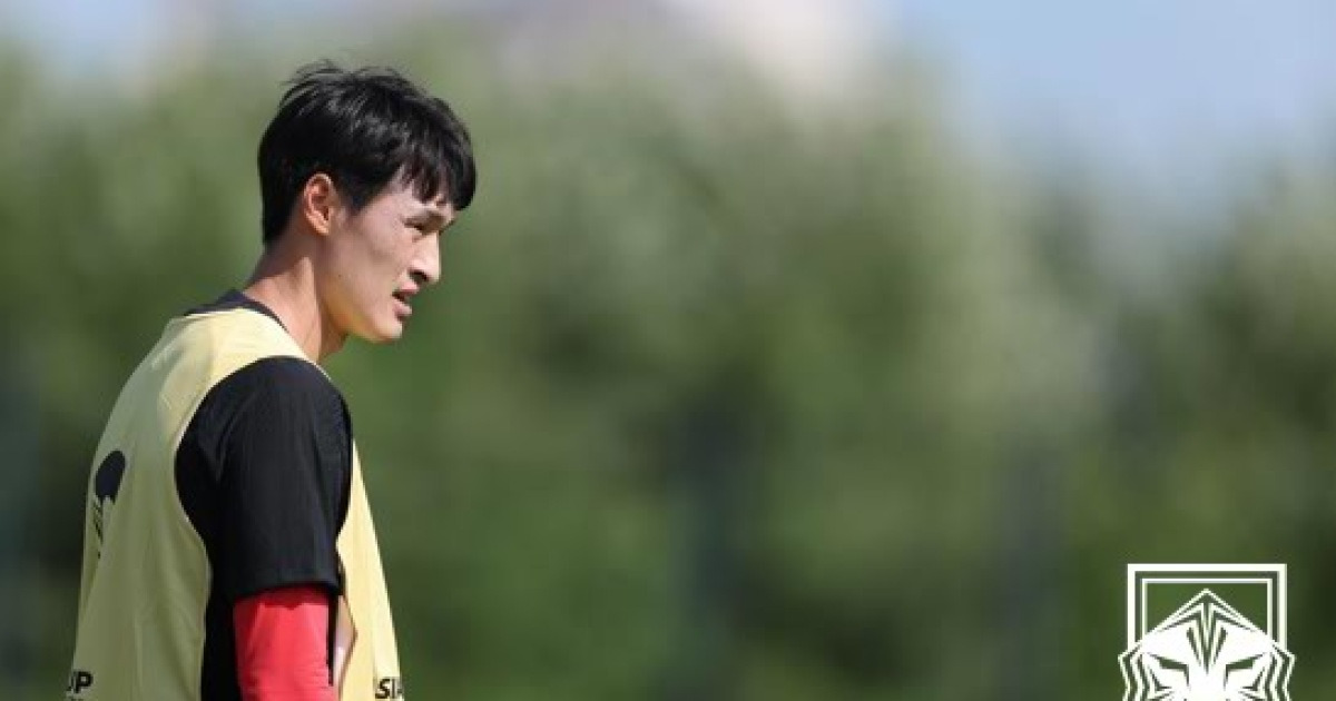 [442.live] "고개 들어, 용우야~" 역습 빌미 내준 박용우 감싼 홍명보 감독...믹스트존에서 격려하며 퇴근