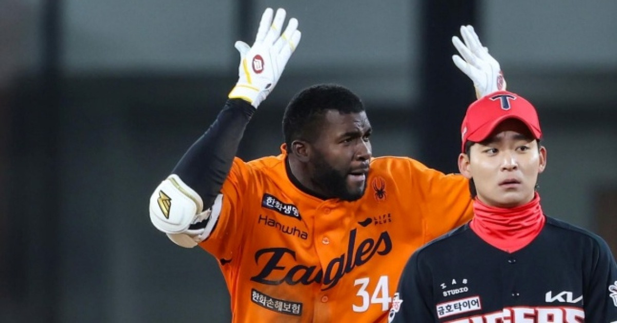 'KBO 유일 무안타' 굴욕의 한화 외인, 2G 연속 적시타→4연패 탈출 선봉장! 김경문 뚝심이 옳았다