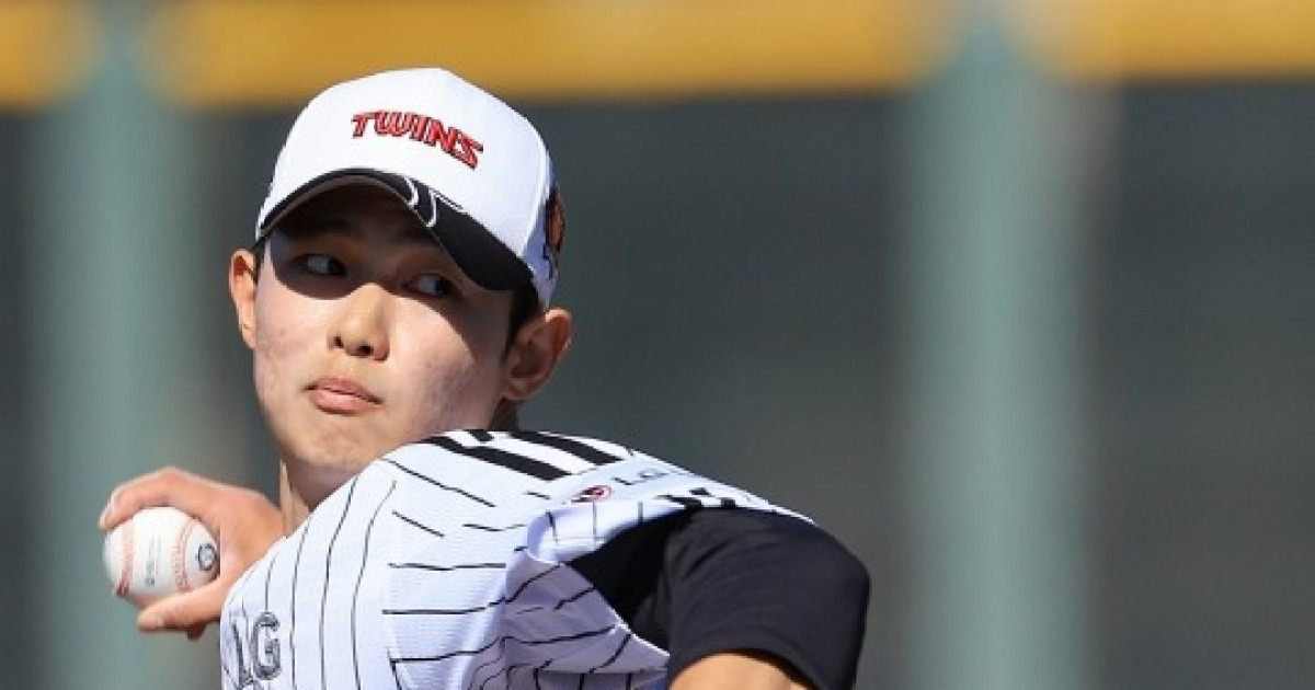 '강속구의 새 얼굴' LG 김영우, 신인 최고 156.9km 돌풍...화려한 KBO 입성