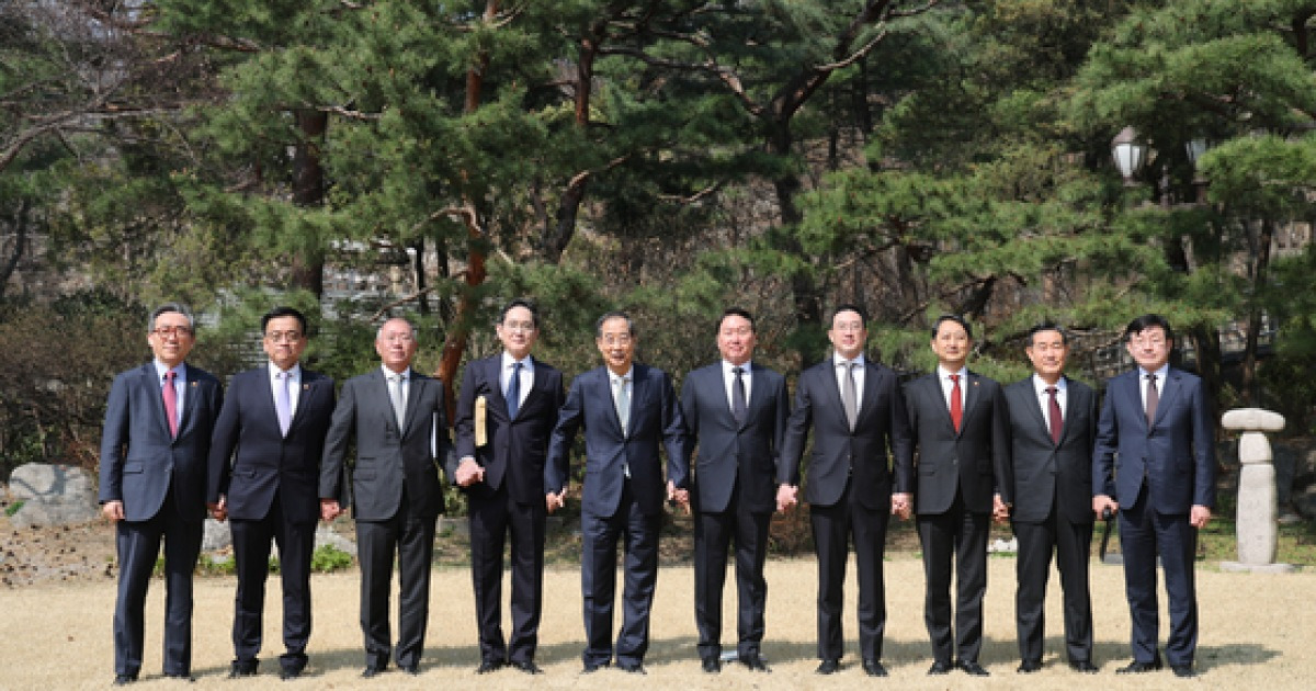 Acting President Han Duck-soo asks Korea's business leaders to unite ...