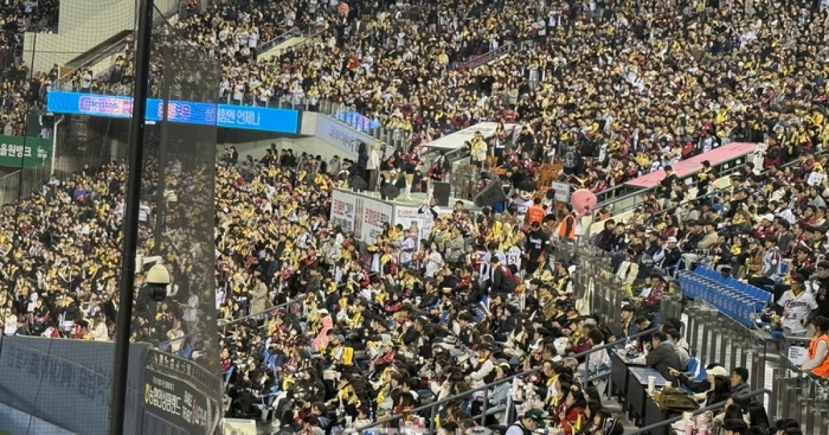 잠실 KIA-LG전 만원 관중…LG, KBO 최초 개막 6G 연속 매진 [SS잠실in]