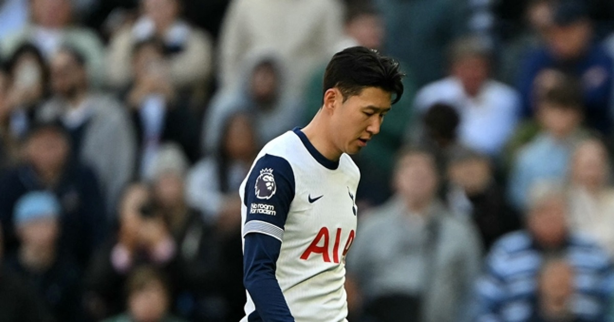 교체에 고개 떨군 손흥민... 토트넘, EPL 13위 점프→존슨 멀티골 앞세워 소튼 3-1 제압 [EPL 리뷰]