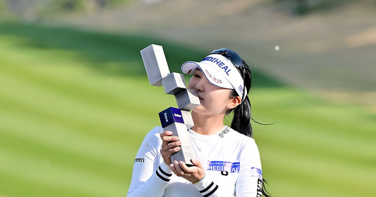 '18번 홀 8m 이글 역전승' 이예원, 홍정민 제치고 KLPGA 국내 개막전 정상…통산 7승