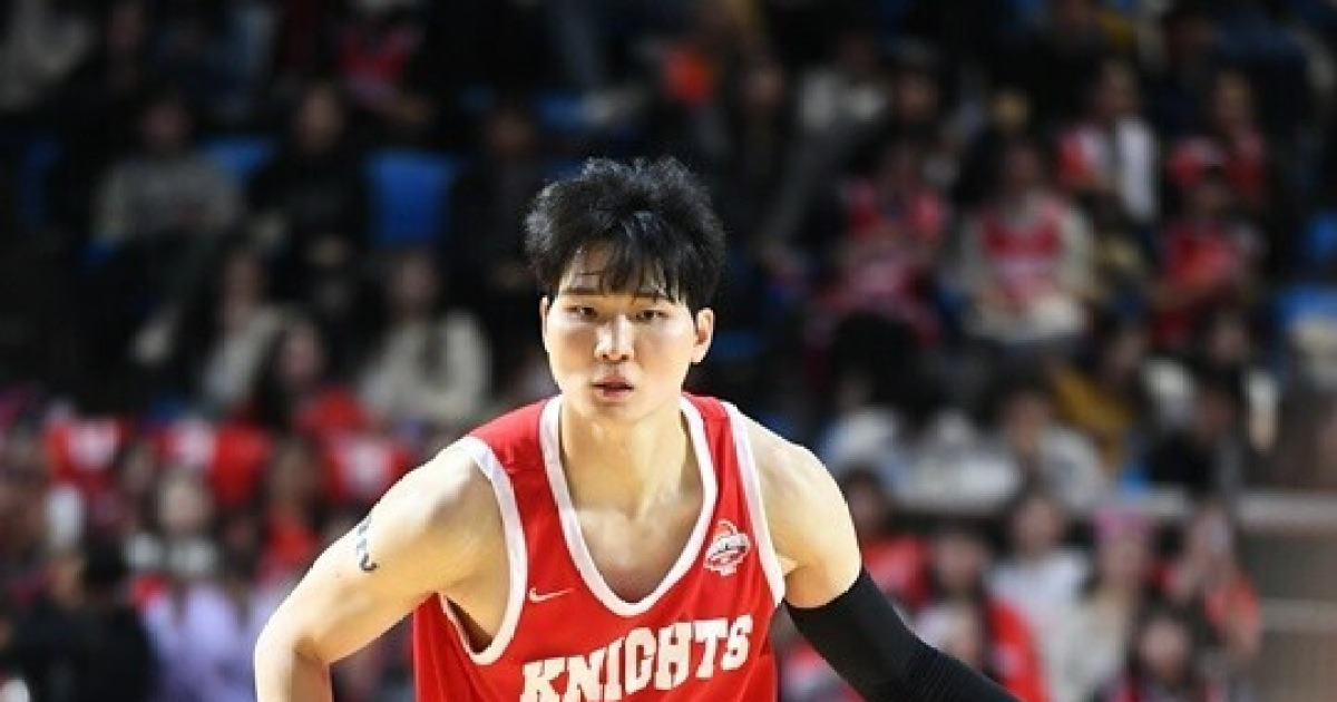 [KBL 정규리그 시상식] SK 안영준, 국내 선수 MVP로 선정 … KT 조엘 카굴랑안, 필리핀 국적 선수로 2번째 신인왕
