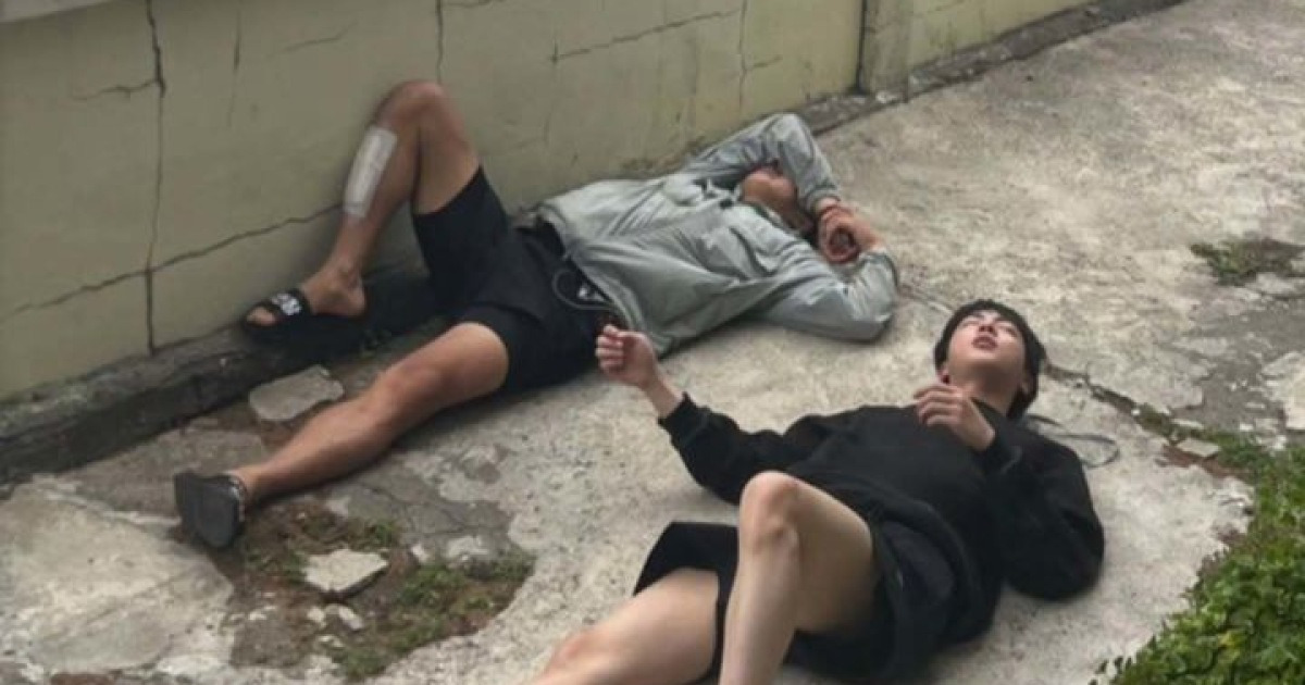 기안84·BTS 진, 길바닥에 벌러덩…얼마나 힘들길래