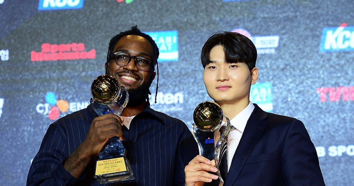 ‘최초’ 안영준·‘역대최다 4회’ 워니, 정규리그 MVP 합작…SK, 정규리그 우승에 이어 겹경사! [KBL 시상식]