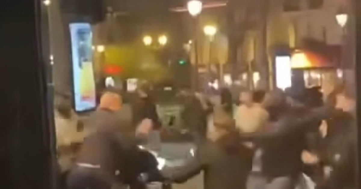 '충격! 주먹 다짐에 의자 던지기까지' PSG-AV팬들, UCL 8강전 앞두고 파리에서 집단 난투극