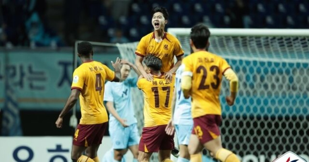 'ACLE 8강 진출' 광주, 이정효 감독 없이 2연승 질주...10라운드 2-1 승리→대구는 '5연패'로 9위 추락