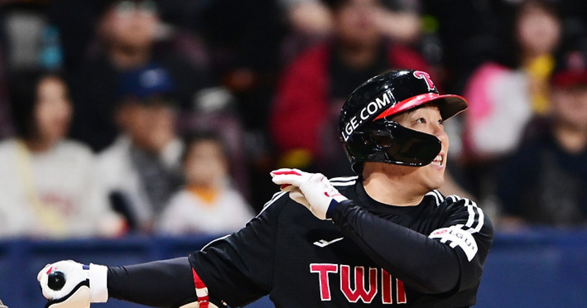 김현수, KBO리그 역대 4번째 통산 2400안타 달성..현역 3번째