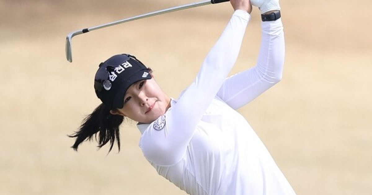 코스레코드 세운 '버디 폭격기' 고지우, 최종일 1타차 역전 우승 기대 [KLPGA iM금융오픈]