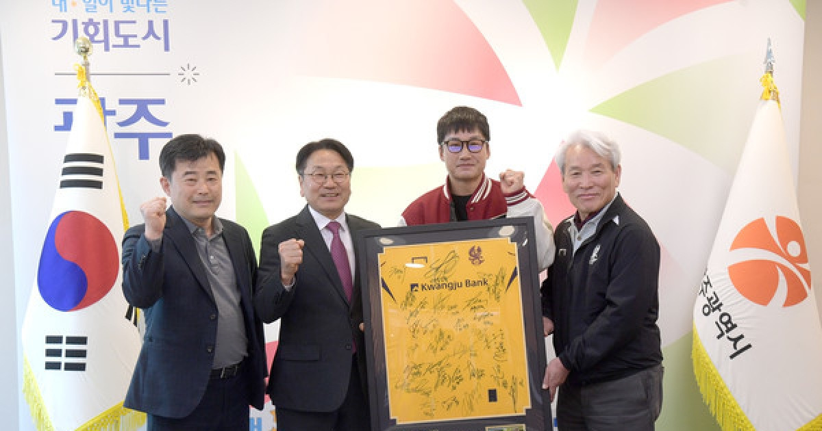 이정효 광주FC 감독, 강기정 광주 시장과 만나 ACLE 8강 선전 다짐