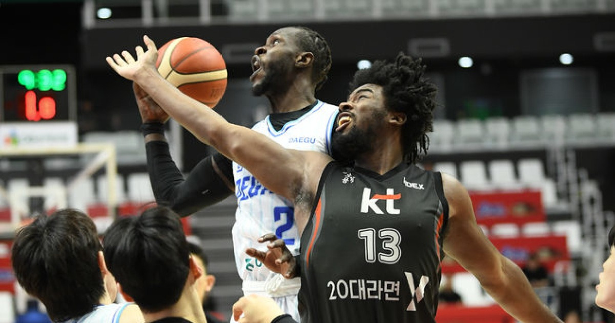 ‘3쿼터까지 0점’ 해먼즈, 4쿼터 결정적 5득점…KT 1승 1패 균형 맞췄다