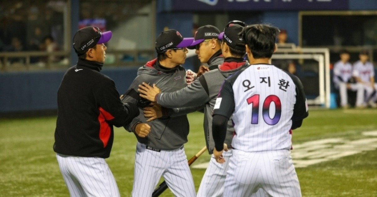 '심판 배치기' LG 염경엽 감독, KBO 상벌위에 제재금 200만원 징계 받아