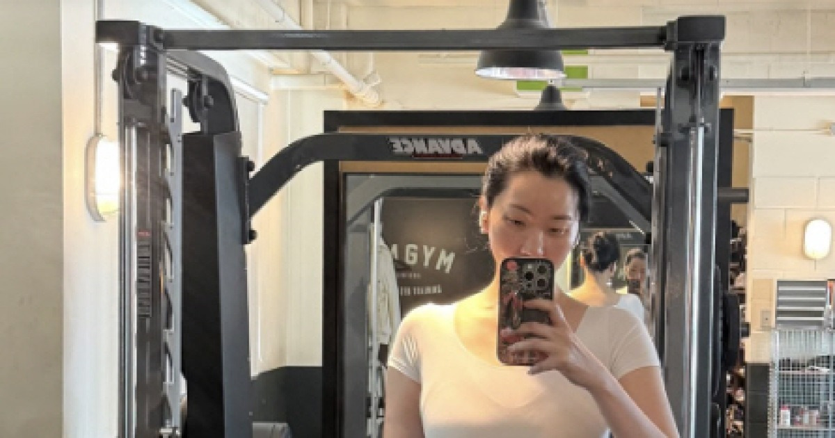 [SCin스타]장윤주, 성동일 계보 잇나…빨간 양말 신고, 헬스장을 런웨이로