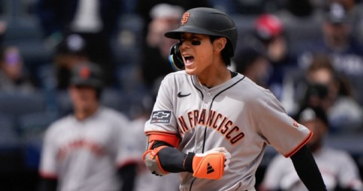 '미친 타격!' 시속 161km 몸쪽 높은 싱커를 후려쳐? 이정후, 2루타도 추가해 MLB 단독 1위...16경기서 12타점